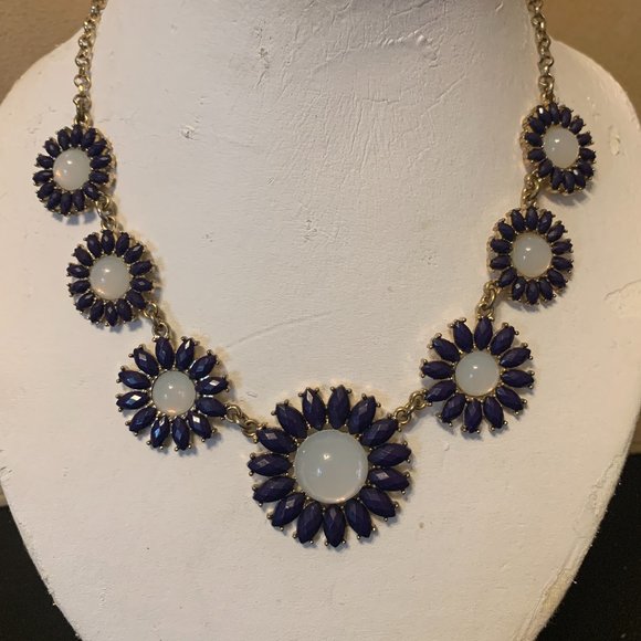 Jewelry | Very Pretty Floral Design Statement Necklace | Poshmark